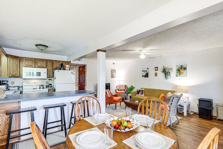 Unwind Poolside, Walk To Sand! Ocean City Condo - Fenwick Island, DE