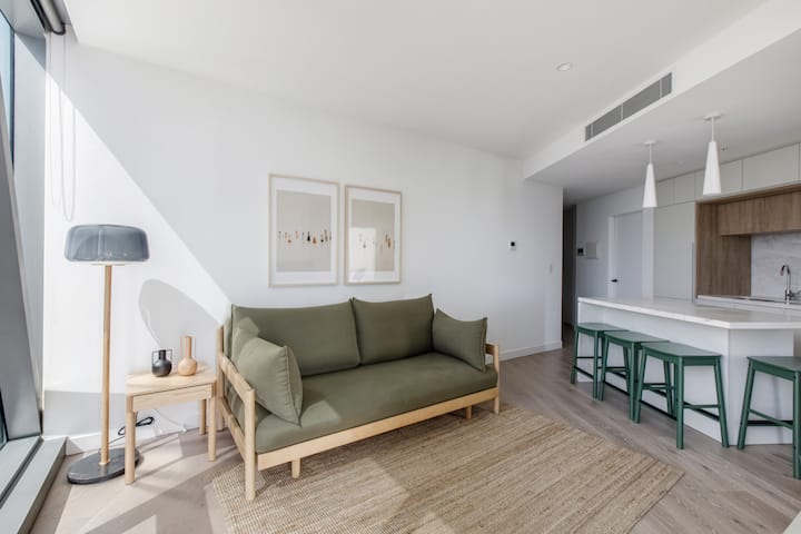 Skyline View Escape: 2br By Gardens & Station - Melbourne