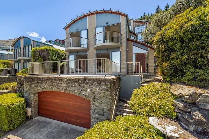Panorama Views - With 2 Car Garage - Queenstown