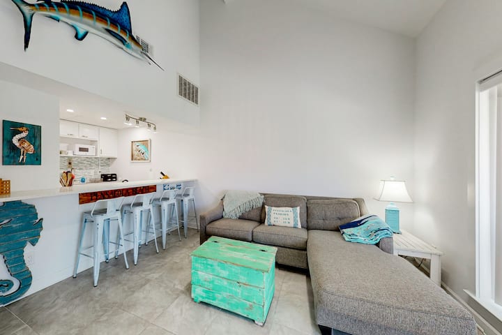Charming Coastal Condo With Water Views - Pensacola Beach, FL
