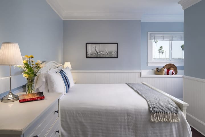 Jetted Tub & Partial Ocean Views - Newport Beach, CA