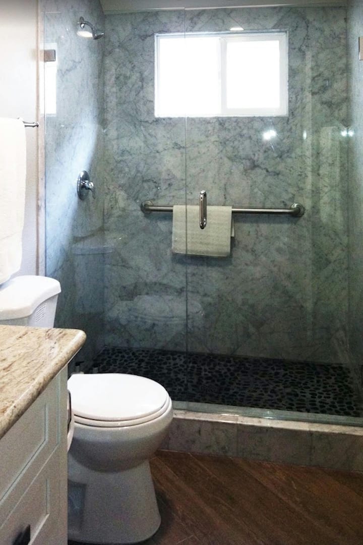 Jetted Tub & Partial Ocean Views - Newport Beach, CA