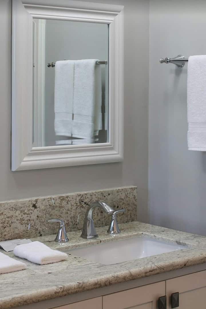 Petite 2nd-floor Room With Light Breakfast - Newport