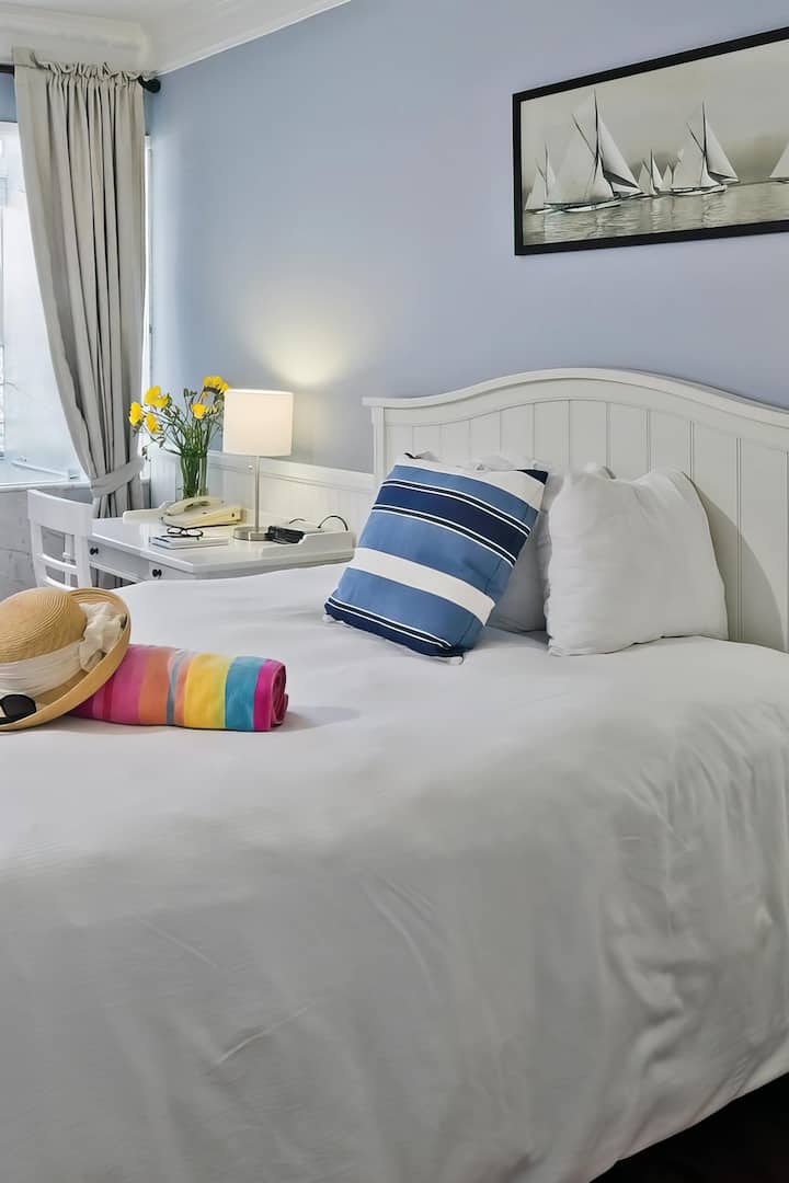 Petite 2nd-floor Room With Light Breakfast - Newport Beach, CA