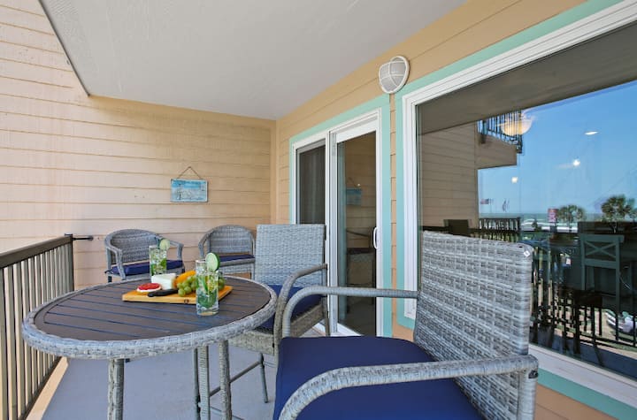 Shell We Dance! Stylish Condo W/ Beach View! - Tiki Island, TX