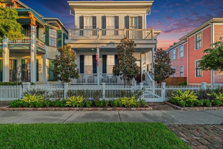 The White Pelican Inn- Prime Location & Pool! - Galveston