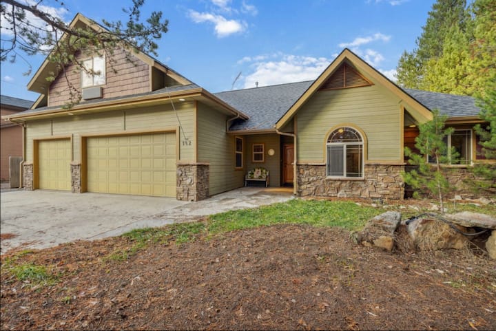 Downtown Location W/ Hot Tub And Fenced Yard! - Donnelly, ID