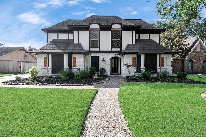 Pet Friendly/king Bed/fenced Backyard/br On Main - Pearland, TX