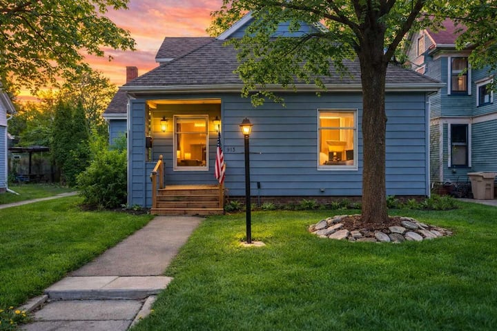 Blue & Gold Retreat Sleeps 14 Minutes From Nd - South Bend, IN