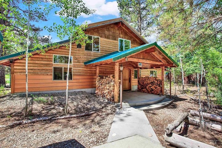 Fantastic Riverside Cabin With Hot Tub, Wfi And Pe - Garden Valley, ID