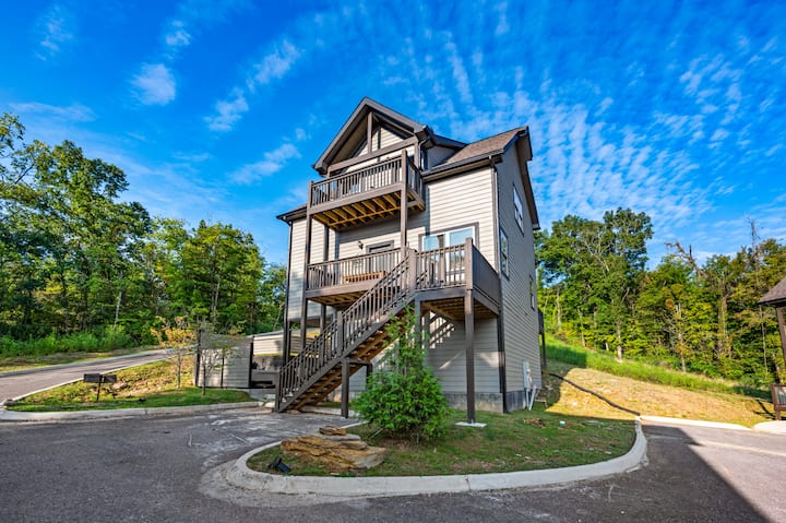 Near Dollywood | Hot Tub, Game Room & Home Theater - Sevierville, TN
