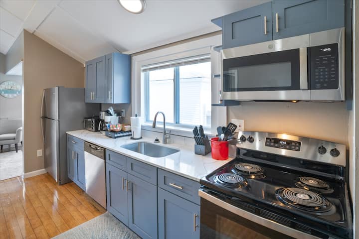 Couples Beach Side Condo Getaway - Hampton Beach, NH