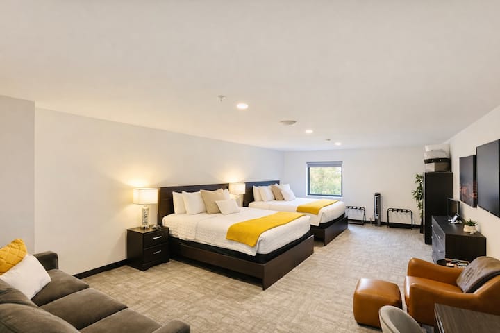 Rm 211 2 King Beds By Cedar Point Sports Force - Sandusky, OH