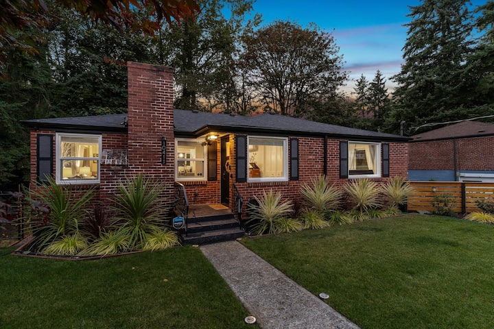 Creekside Retreat W/ Fire Pit & Fenced Yard - Seattle