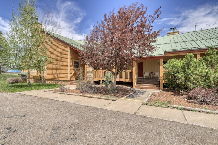 Pet-friendly Treehouse Condo, Cozy Mountain Escape - Pagosa Springs, CO