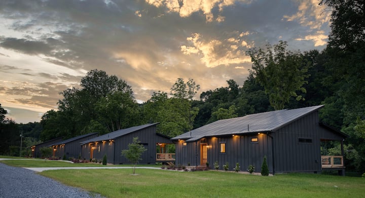 Still Waters Chalet-watauga River W/hot Tub-kayaks - Johnson City, TN