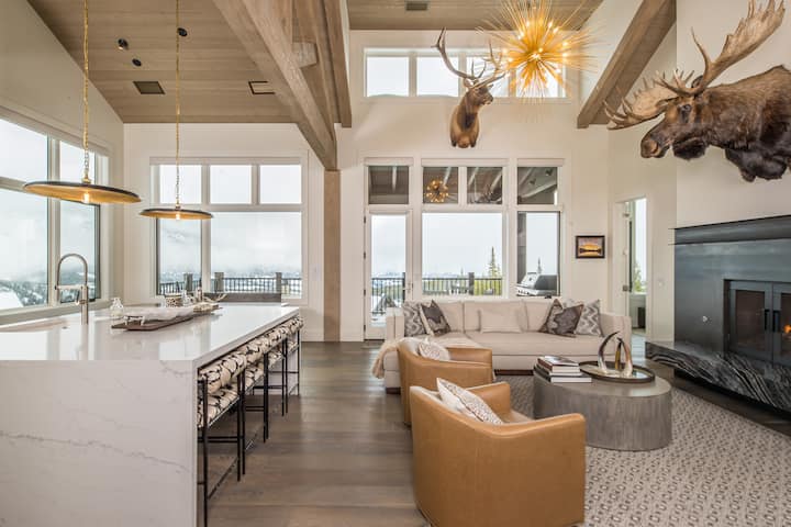 Luxury Townhome | Hot Tub & Mountain Views - Big Sky, MT