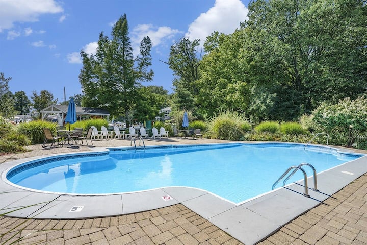 Sleeps 8. Hot Tub, Year Round Indoor/outdoor Pool. - South Haven, MI