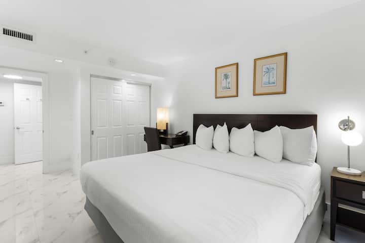 Coconut Grove Retreat: Queen Bedroom & Pool - Key Biscayne, FL