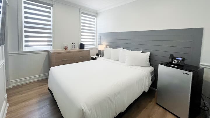 Colonial Hotel & Suites - Basic Queen - Grand Bend