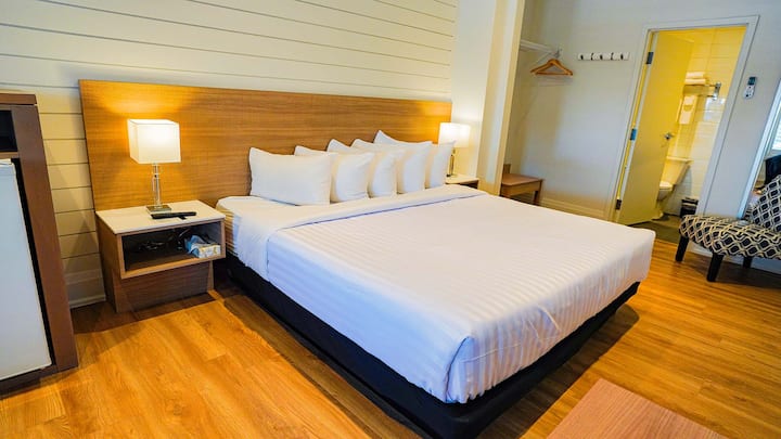 Colonial Hotel & Suites - Standard King - Grand Bend