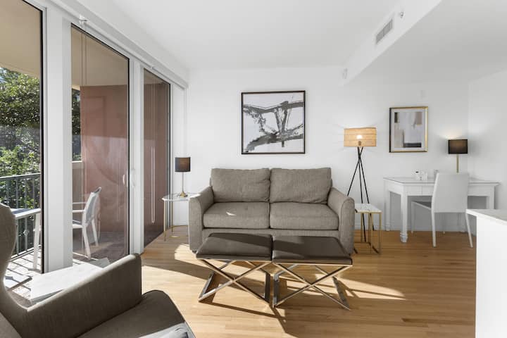 Modern Grove Condo W/ Pool, Steps To Cocowalk - South Miami, FL