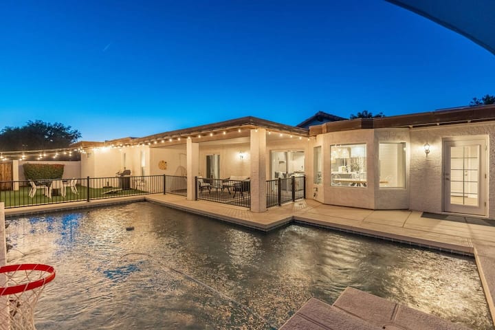 Downtown Tempe Retreat | Massive Pool | Sleeps 10 - Tempe, AZ