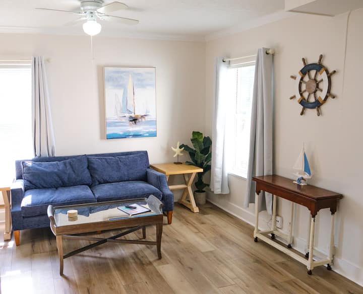 Walk To The Ocean And Nearby Restaurants! - Jacksonville Beach, FL