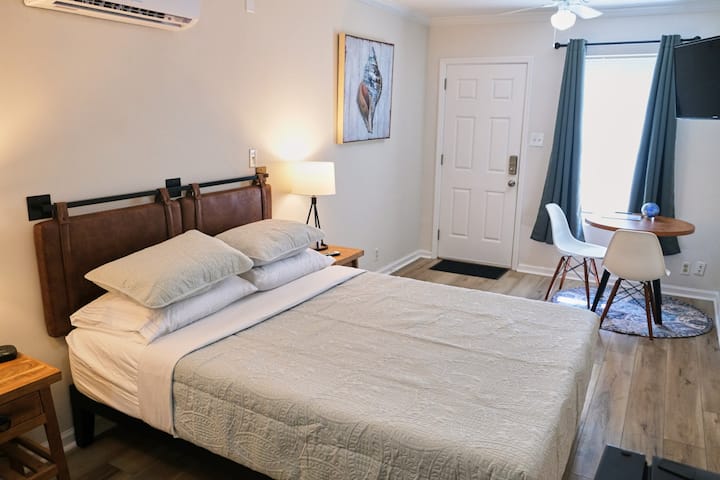 Walk To The Ocean & Restaurants! - Neptune Beach, FL