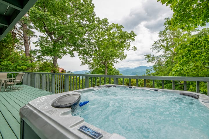 A Bears View - Steamy Soaks With Mountain Vistas - 개틀린버그
