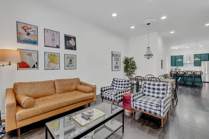 Art Deco Inspired Designer 2 Bed Loft In West Town - Chicago, IL