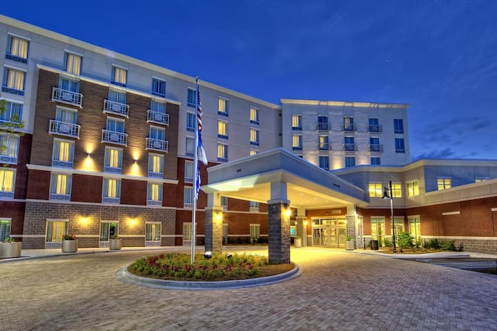 Near Ravenel Bridge | Pool. Bar & Dining - Charleston, SC