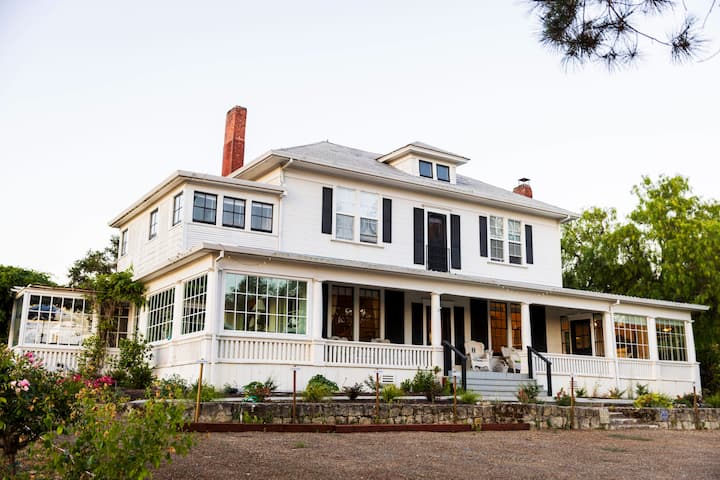 Historic 5 Bed Farmhouse Retreat In Sonoma Hills - Petaluma, CA