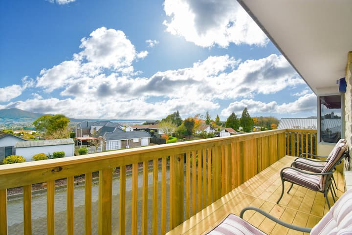 Rotorua Vistas | Large Hilltop Home With Views - Rotorua