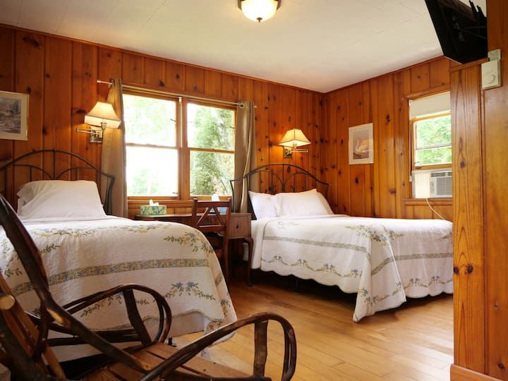 Classic Double And Twin Bedroom - Ludington, MI