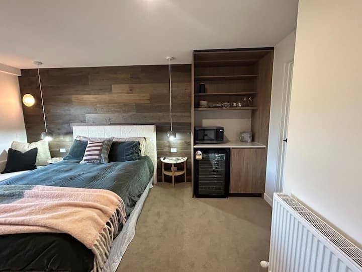 Snow Bird Queen Room - Mount Buller