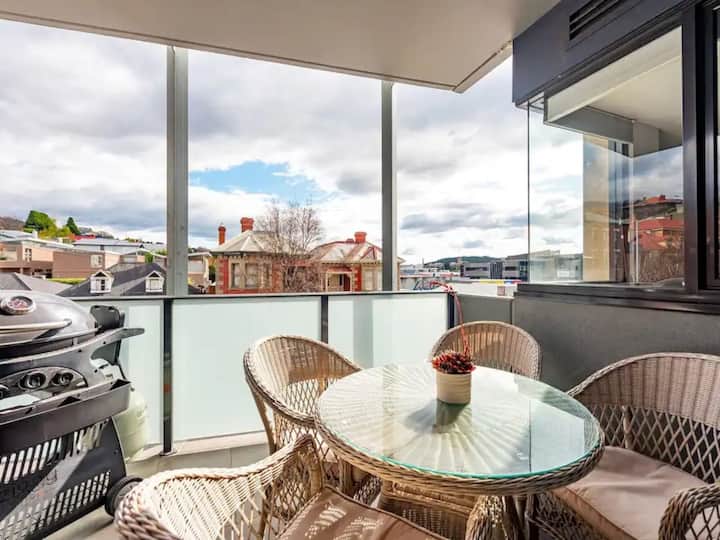 Soak Up The City Lifestyle In The Heart Of Hobart - Hobart