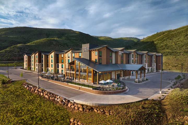 Near Vail Ski Resort + Free Breakfast, Bar & Pool - Beaver Creek, CO