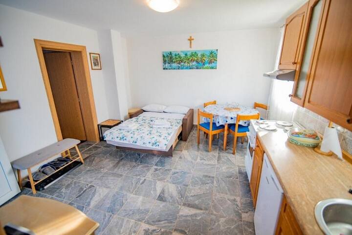 K-23303 Maison De Deux Chambres Avec Le Balcon - Pirovac