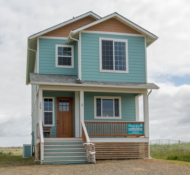 Endless Beach  Beach Front Home - Ocean Shores, WA