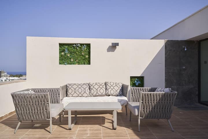Amazing Penthouse Apartment With Rooftop Pool&bar - 키레니아