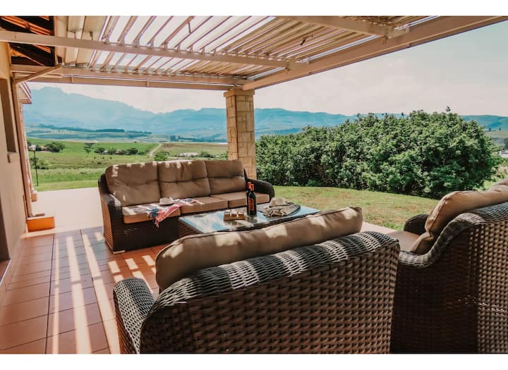 Spacious 4br Getaway | Mountain Views & Fireplace - Cathkin Park