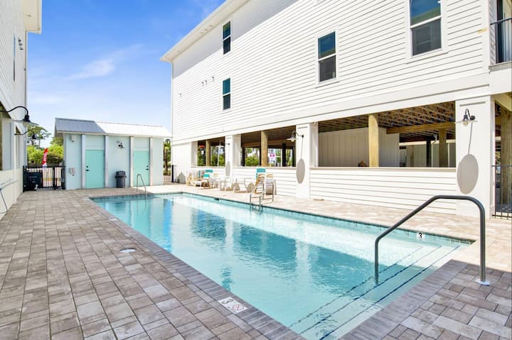 Coastal Chic Condo With Pool & Balcony - Gulf Shores, AL