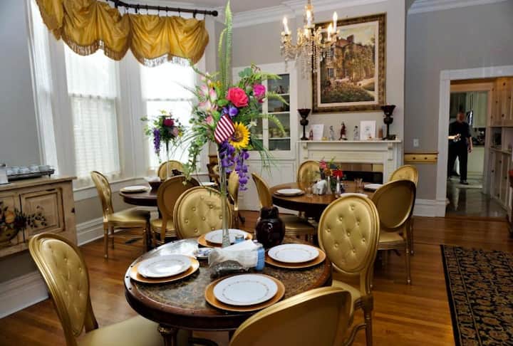 56 Family Suite 2 Bdrm 1 Bath 3 Queen Beds - Paducah, KY