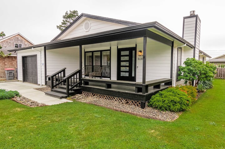 Patio-yard-3 Blocks To Beach-cozy Cove Cottage - Seaside, OR