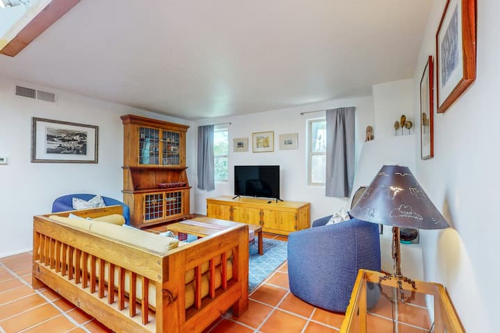 3br Home With Shaded Patio, Local Art & Books - 聖塔菲