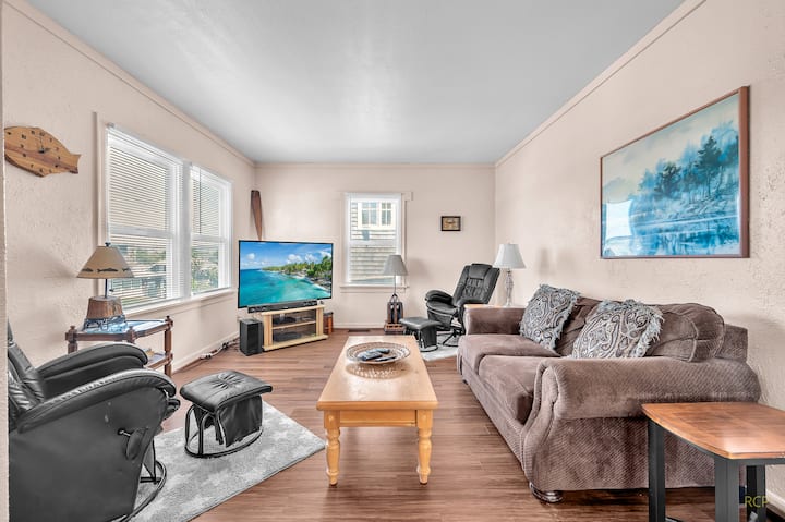 Large Home-2 Blocks To Beach/promenade-jim's House - Seaside, OR