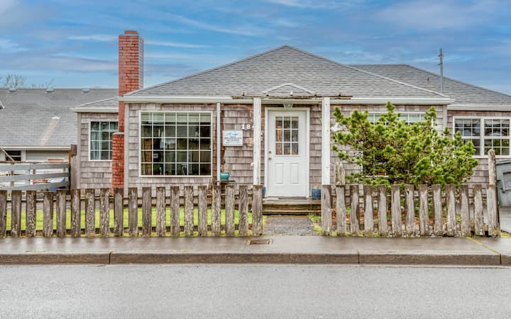 Walk To Beach-little Cottage At The Coast - Seaside, OR