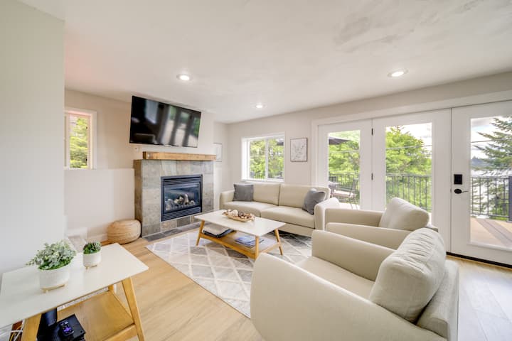 Tree-lined Hayden Home W/ Hot Tub & Lake Views! - Hayden Lake, ID