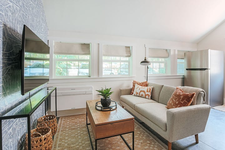 15th St Studio: Furnished Apartment + Walk To Uva - Charlottesville, VA